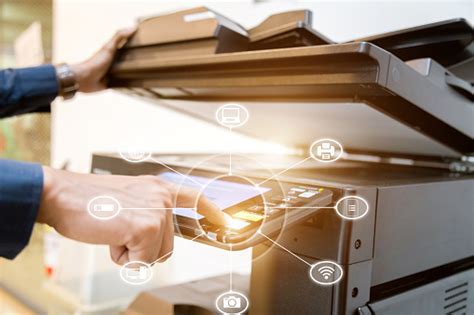 Bussiness 남자 핸드 프레스 버튼 아이콘 기술 프린터 스캐너 레이저 사무실 복사기와 프린터의 패널에 시작 개념을 제공합니다 Revolution에 대한 스톡 사진 및