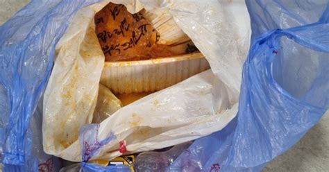국물 흘렀다 환불 손님 수거비닐 속 음료수 출렁 채워놨다