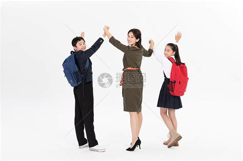 单亲妈妈接送孩子上学高清图片下载 正版图片501108813 摄图网
