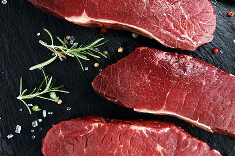 Barbekyu Pantat Steak Steak Tua Kering Di Latar Belakang Pedesaan Foto