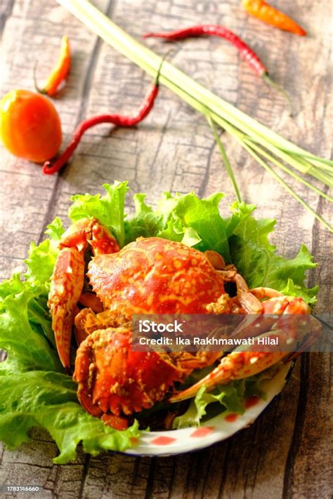 Rajungan Asam Manis 게는 해안 지역에서 인기있는 해산물 요리입니다 게는 토마토 소스 칠리 레몬그라스 양상추