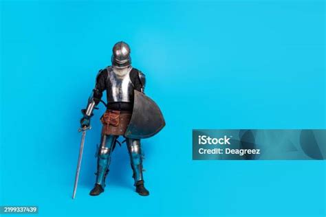 생생한 파란색 배경 역사적이고 동화적인 묘사에 검과 방패를 들고 서 있는 완전 갑옷을 입은 중세 기사 55 59세에 대한 스톡 사진 및 기타 이미지 Istock