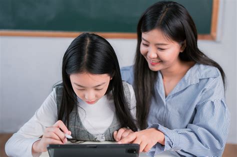 드로잉 교실에서 소녀 학생은 학교에서 교사와 함께 노트북 컴퓨터 실습 및 교육을 사용하여 학교 개념으로 돌아 가기 10 11세에 대한 스톡 사진 및 기타 이미지 Istock