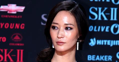 이영진 드레스 가슴 라인 등 훤히 드러내며 아찔한 자태 자랑