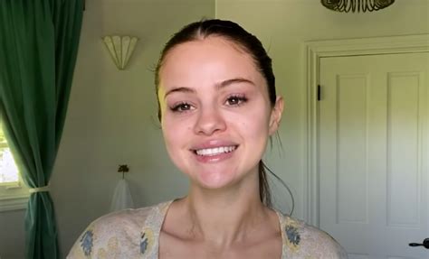 Achieve Selena Gomez S No Makeup Look With These Pro Tips ChicxVille Achieve Selena Gomez S No Makeup Look With These Pro Tips ChicxVille
