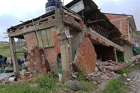 Deslizamiento En La Paz Evacúan Ocho Manzanos Por Riesgo De Colapso