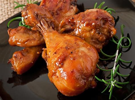 Pilons de poulet au four dans une marinade au miel et à la moutarde