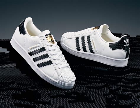 Adidas dévoile une paire de Superstar à personnaliser avec des briques LEGO