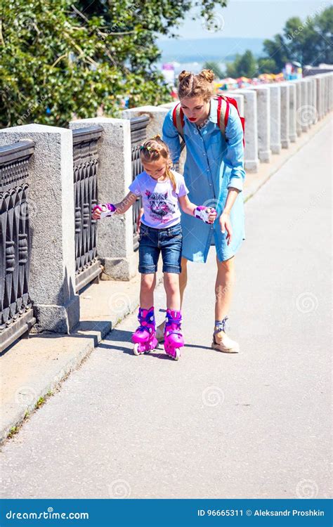 La Mamma Insegna Alla Figlia A Pattinare Fotografia Editoriale