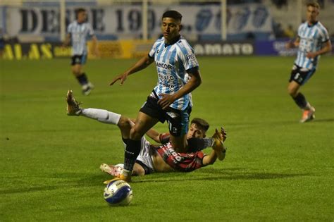 Racing le está ganó a Douglas Haig en Nueva Italia y vuelve a la punta