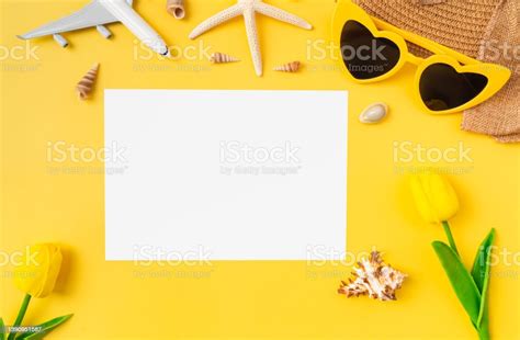 노란색 배경에 불가사리와 해변 액세서리가있는 광고 표지판을위한 빈 종이의 상단보기 여름 시간 개념 0명에 대한 스톡 사진 및 기타 이미지 Istock