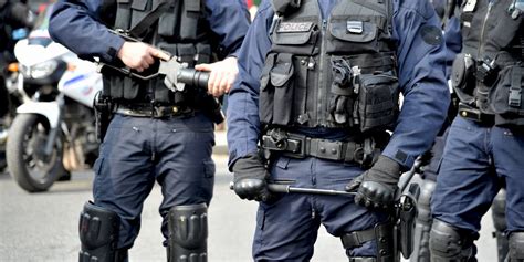 Un Policier Qui Avait Matraqué Une Femme Gilet Jaune Condamné à 18 Mois