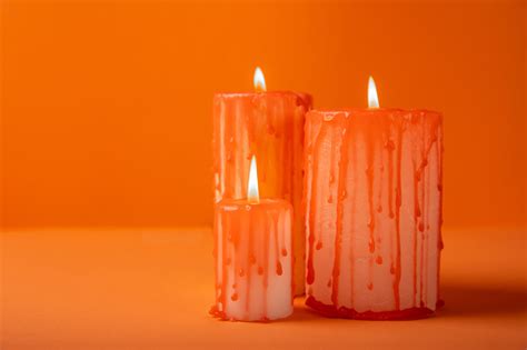 어둠 속에서 타오르는 무서운 피 묻은 촛불 그룹의 구성 검은 종이 배경에 공간을 복사합니다 흑 마술 의식 또는 무서운 할로윈 의식 Diy 할로윈 장식 10월에 대한 스톡