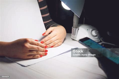 검은 장갑 매니큐어 전문가는 전화로 빨간 손톱 손의 사진을 걸립니다 뷰티 살롱에서 네일 어떻게 네일 아트 디자인을 촬영 개인 장식품에 대한 스톡 사진 및 기타 이미지