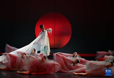 演员邱芸庭在芭蕾舞剧《红楼梦》中饰演林黛玉。