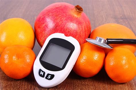 Glucometer 설탕 수준 청진 기 및 신선한 과일 당뇨병 건강 한 영양 개념을 측정 하기 위한 0명에 대한 스톡 사진 및 기타 이미지 Istock