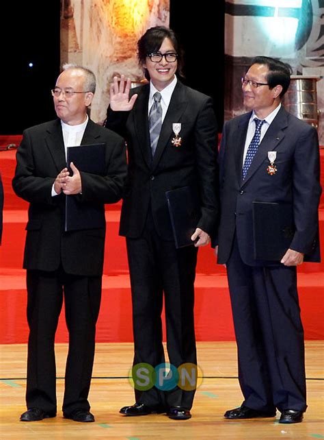 【フォト】勲章を胸に笑顔のペ・ヨンジュン Chosun Online 朝鮮日報