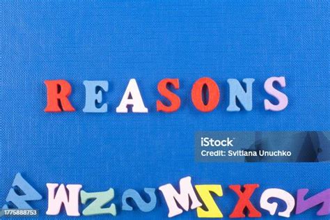다채로운 Abc 알파벳 블록 나무 글자로 구성된 파란색 배경의 Reasons 단어 광고 텍스트의 복사 공간 영어 개념 학습 0