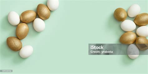 녹색 배경에 장식 된 부활절 황금과 흰색 계란 배너 해피 부활절 카드 엽서 복사 공간이있는 템플릿 0명에 대한 스톡 사진 및 기타 이미지 Istock