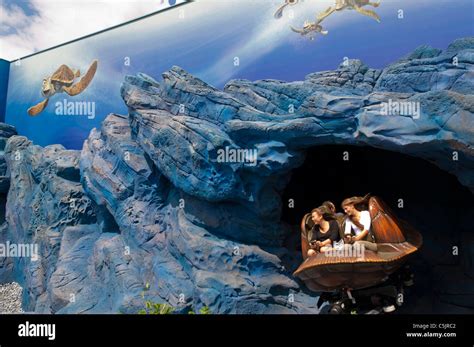 Crush S Coaster Based On Finding Nemo Roller Coaster Ride Showing