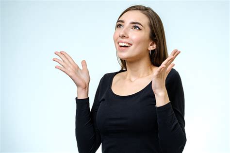 흰색 절연 놀란 얼굴로 아름 다운 갈색 머리 여자의 초상화 가냘픈에 대한 스톡 사진 및 기타 이미지 가냘픈 갈색 머리