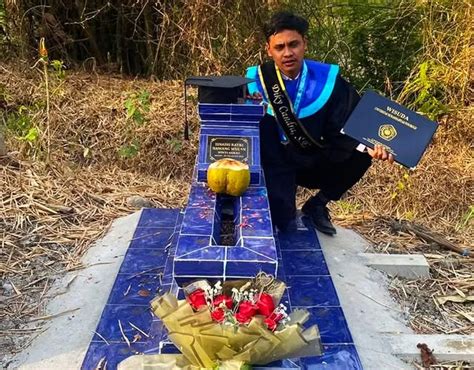 Dina Novita - Bikin Haru, Usai Wisuda Diky Candra Berfoto Pakai Toga ...