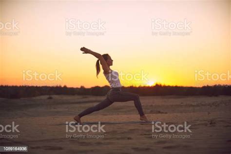 아름 다운 젊은 여자 관행 요가 아사 나 Virabhadrasana 1전사 일몰에 사막에서 1 포즈 가냘픈에 대한 스톡 사진 및 기타 이미지 Istock