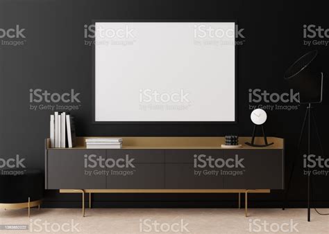 현대 거실의 검은 벽에 빈 수평 사진 프레임 현대적인 스타일로 인테리어를 모의 여유 공간 사진 포스터를 위한 공간을 복사합니다 콘솔 램프 책 3d 렌더링 인테리어 디자이너에