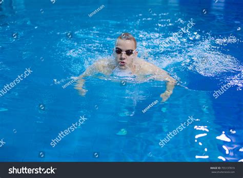 수영장에 있는 남자 수영 선수 수중 스톡 사진 755137819 Shutterstock