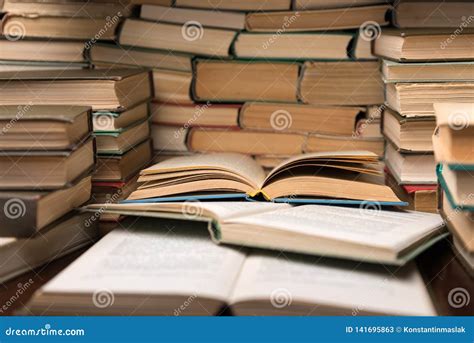 Het Oude Boek In Bibliotheek Met Open Handboek Stapelstapels Van Het