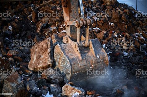 건설 굴삭기의 양동이는 파괴 된 콘크리트와 벽돌 및 큰 더미를 훔칩니다 0명에 대한 스톡 사진 및 기타 이미지 0명 건설 산업 건설 현장 Istock