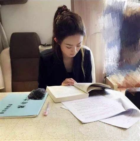 杨洋自爆拍戏哭到晕厥，赵丽颖机场睡着 搜狐