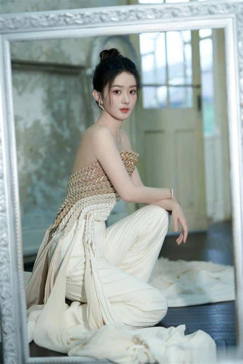 赵丽颖丸子头真的是把我美翻！编织抹胸搭长裤，举手投足都是温柔