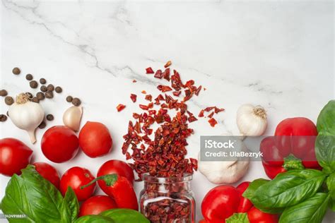 토마토 소스를위한 재료 향신료와 토마토 소스가있는 요리 배경 건강한 생활방식에 대한 스톡 사진 및 기타 이미지 건강한 생활
