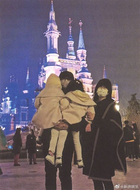 张杰谢娜看跳跳俏俏演出 夫妻俩举手机拍摄好温馨 搜狐大视野 搜狐新闻