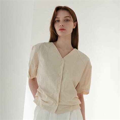 23 Summer V넥 핀턱 블라우스 베이지 하고