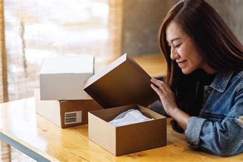배달 및 온라인 쇼핑 컨셉을 위해 집에서 우편 소포 상자를 받고 여는 여성 개념에 대한 스톡 사진 및 기타 이미지 개념 고객 구매 Istock