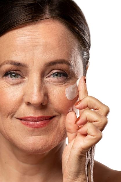 Free Psd Portrait Of Senior Woman With Moisturizer