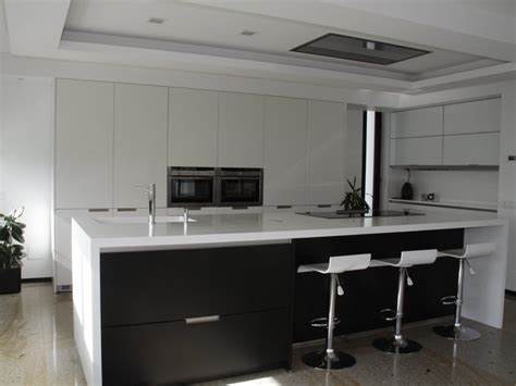 ALIPA COCIÑAS Proyecto SANTOS MINOS Lacado Negro Mate y Blanco Brillo