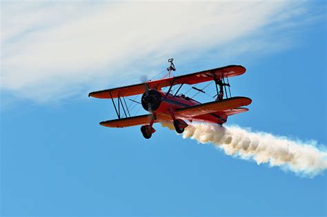 기념 에어쇼 24 6 월 2017의 Roudnice 체코 공화국 Stearman 전시회에서 연기 후행 하는 동안 카메라를 향해