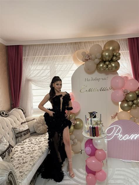 Designer Продължаваме с още момичета и още рокли Radichev Интересно е да наблюдаваме как