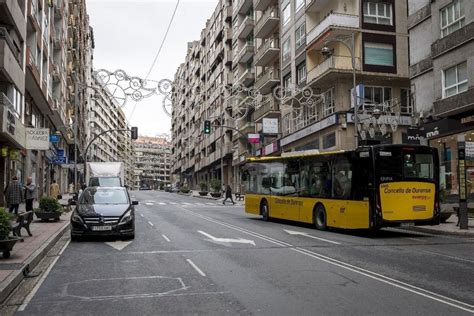 Dos heridos al chocar un coche y un autobús urbano en la calle Juan