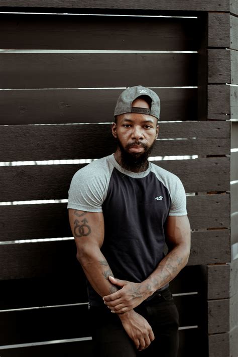 Foto Hombre Con Camiseta Gris De Cuello Redondo Y Gorra Gris Ajustada