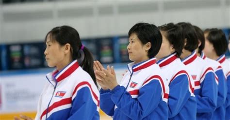 박수 치는 북한 선수들