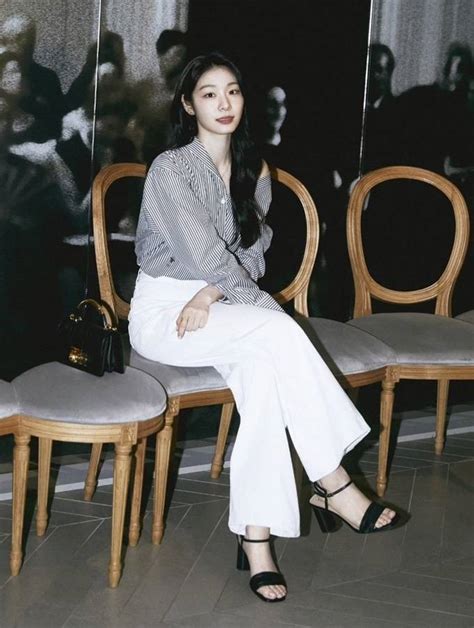 패션엔 김연아 트렌드로 돌아온 클래식 한쪽 어깨 드러낸 원숄더 섬머룩