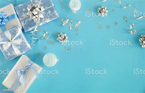 크리스마스 배경 최고보기입니다 텍스트에 대한 빈 복사 공간이파란색 배경에 Xmas 또는 새해 블루 실버 색상 장식과 선물 상자