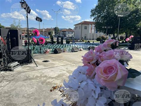 Общо десет момичета и седем момчета ще се състезават за короните на