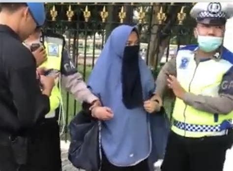 Bawa Pistol Perempuan Berusaha Terobos Istana Benang Merah News