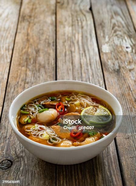 Yunnan Hot Pot 나무 테이블에 닭고기와 쌀국수를 곁들인 중국식 수프 0명에 대한 스톡 사진 및 기타 이미지 0명 간장 건강한 식생활 Istock