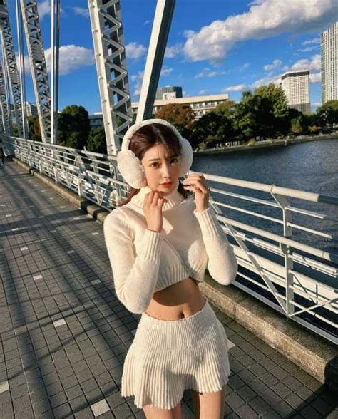 阿部なつき、オールホワイトコーデで美脚披露！「リアル峰不二子」の魅力にファン歓喜1ページ目 デイリーニュースオンライン